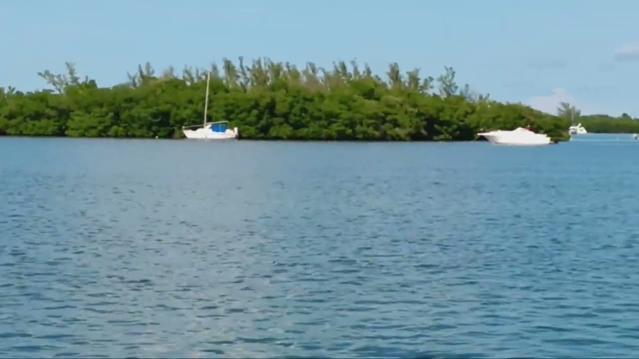 O barcă pe ocean cu o vedere video cu barca în Florida Keys, Key West ...